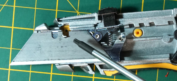 Dewalt Premium Utility Knife Blade Change Issues and Resolution